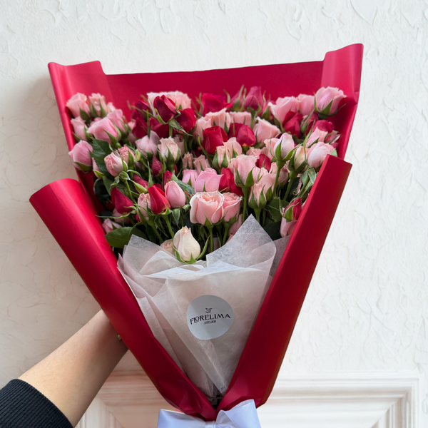 Ramo de Mini rosas rosadas y rojas – Florelima Atelier
